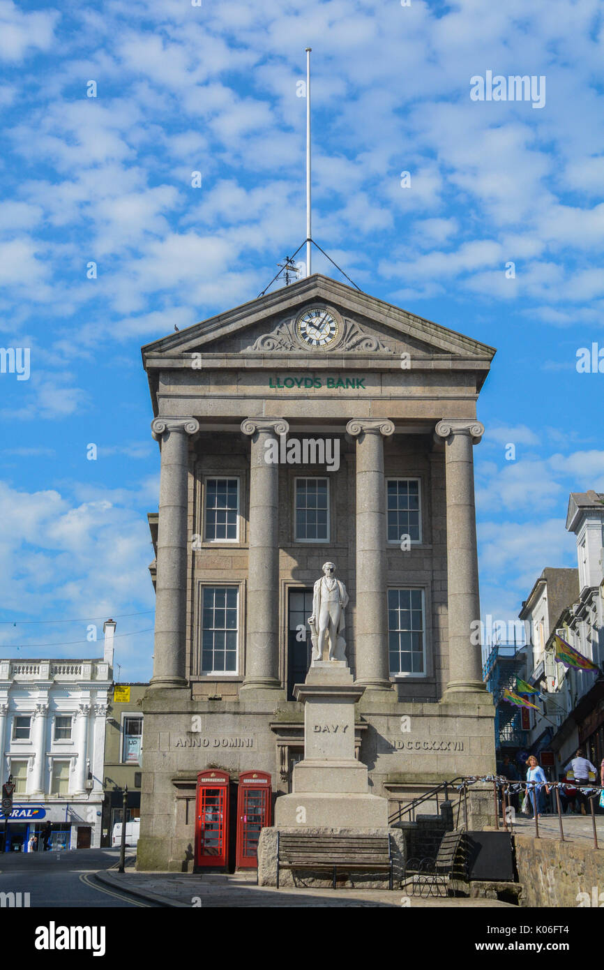 Penzance, Cornwall, UK. 22nd August 2017. The statue of Sir Humphry ...