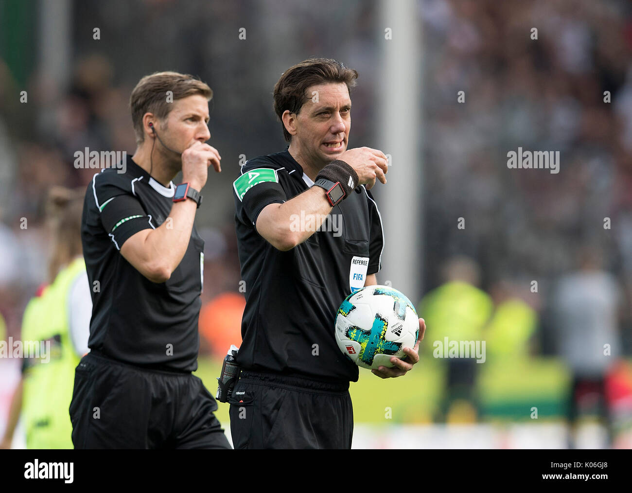 Freiburg, Deutschland. 20th Aug, 2017. Schiedsrichter Manuel GRAEFE ...