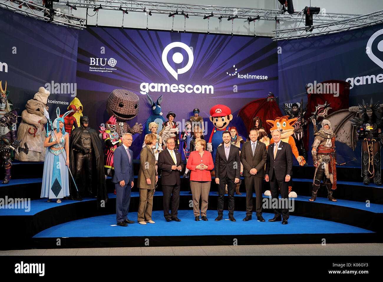 Cologne, Germany. 22nd Aug, 2017. German chancellor Angela Merkel (CDU, C) with cosplayers at ...