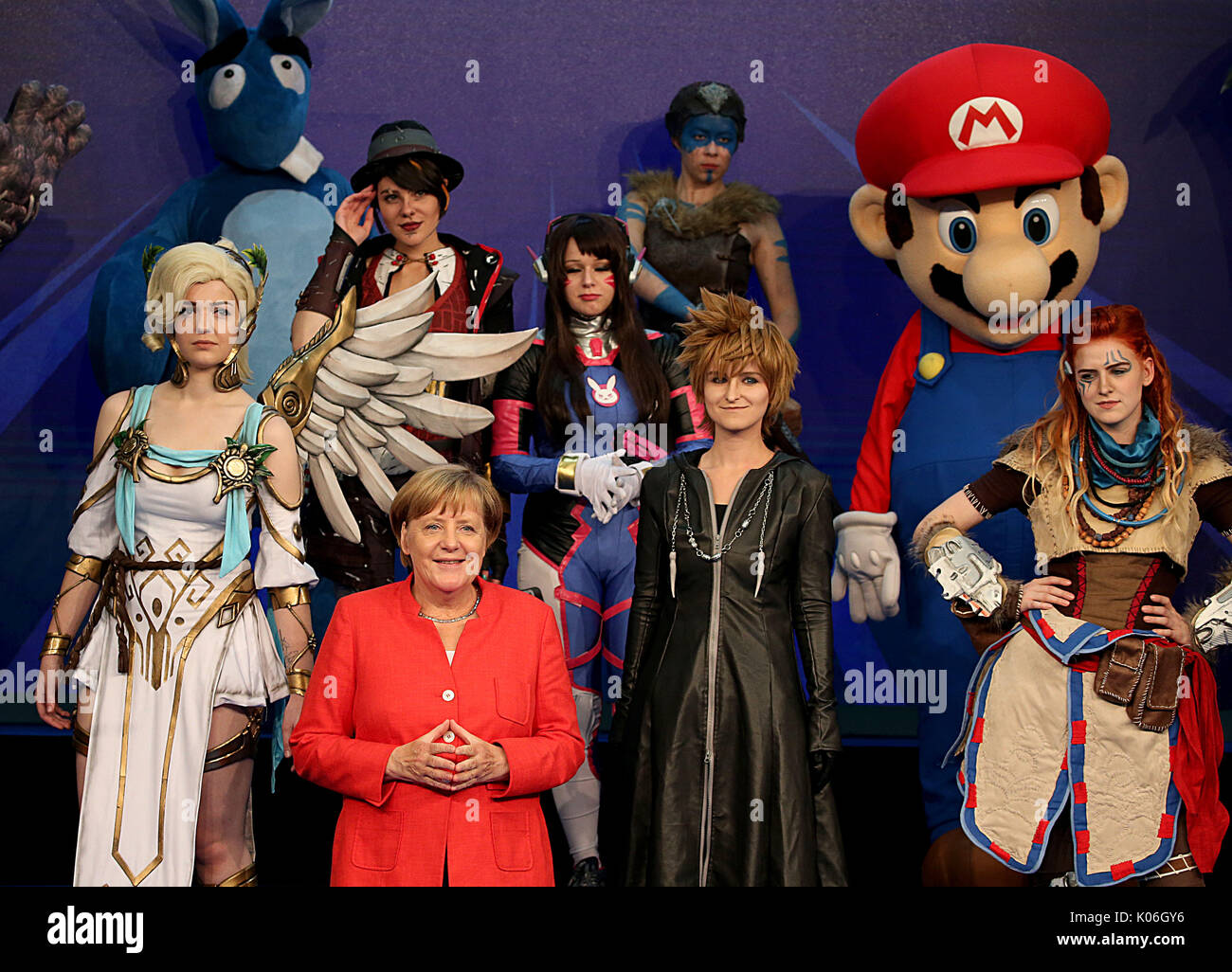 Cologne, Germany. 22nd Aug, 2017. German chancellor Angela Merkel (CDU, C) with cosplayers at ...