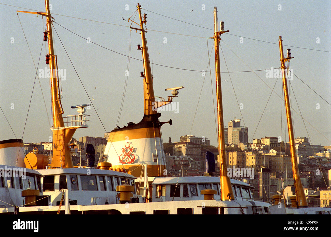 ISTANBUL FERRY - PASSERELLES ET MATS DES FERRY - ISTANBUL HARBOUR ...