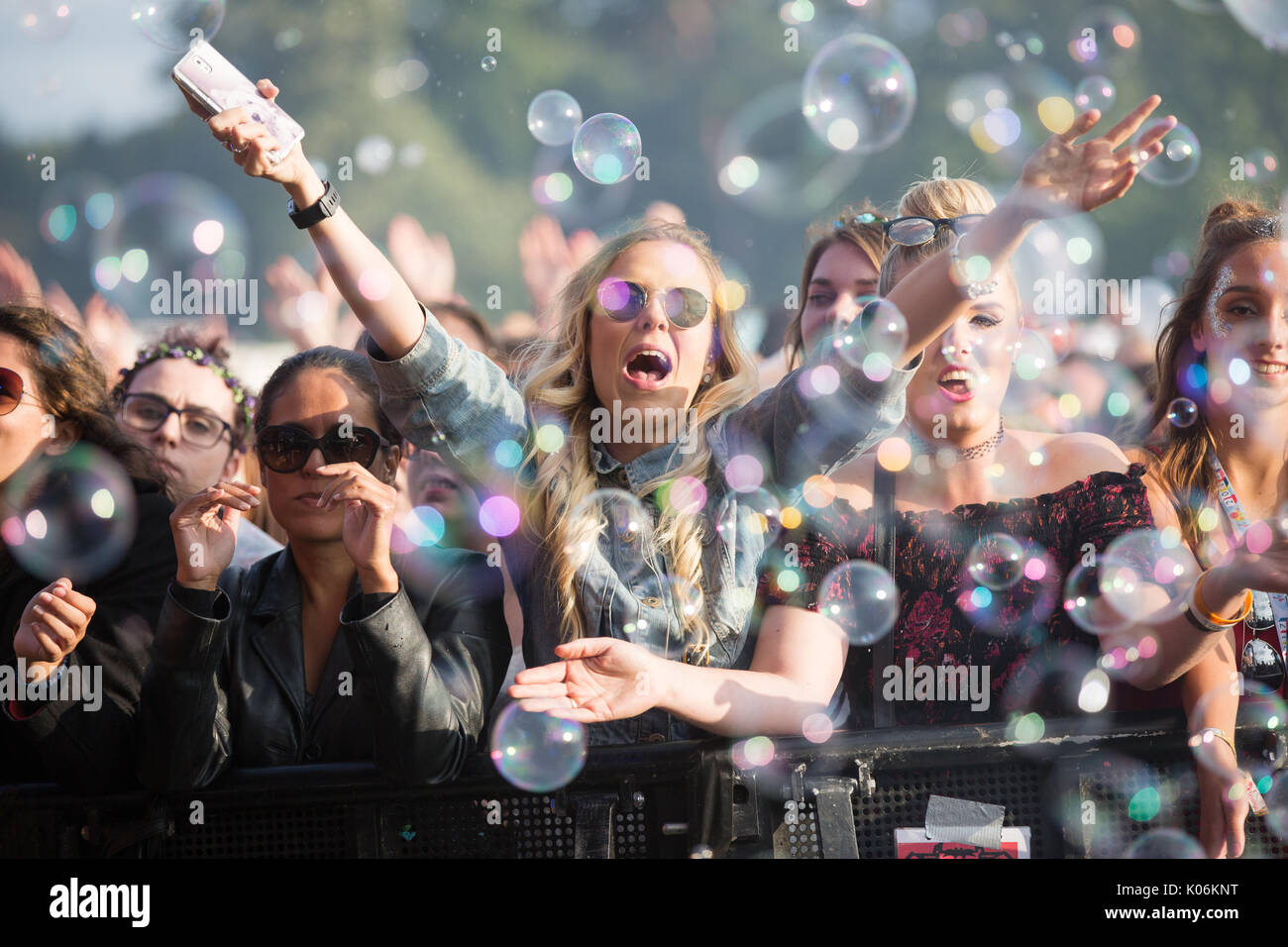 Girls, concert, front row hi-res stock photography and images - Alamy
