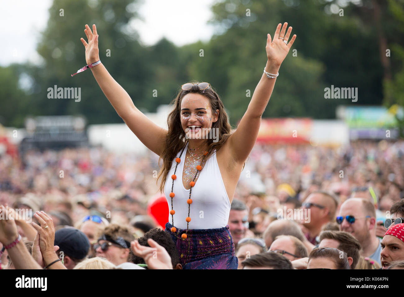 Outdoor music festival fans sun hi-res stock photography and images - Alamy