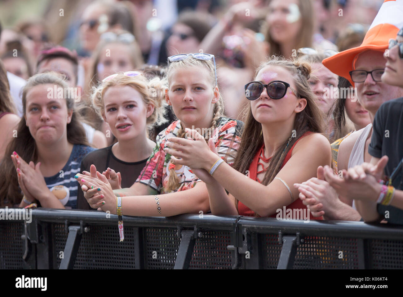Outdoor music festival fans sun hi-res stock photography and images - Alamy