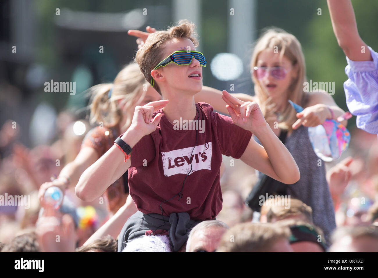 Outdoor music festival fans sun hi-res stock photography and images - Alamy