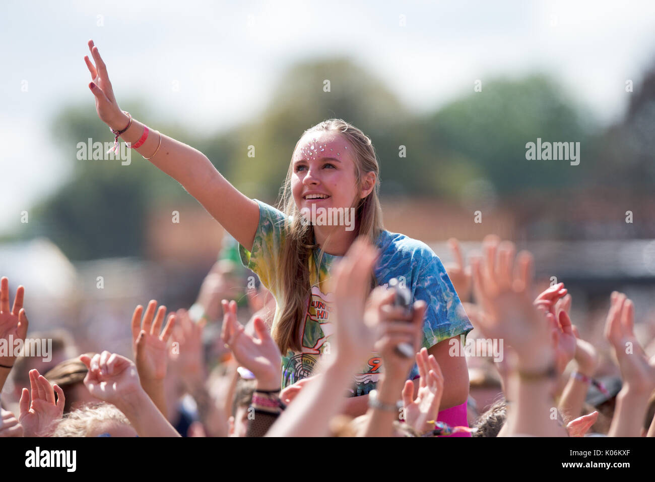 Girls, concert, front row hi-res stock photography and images - Alamy