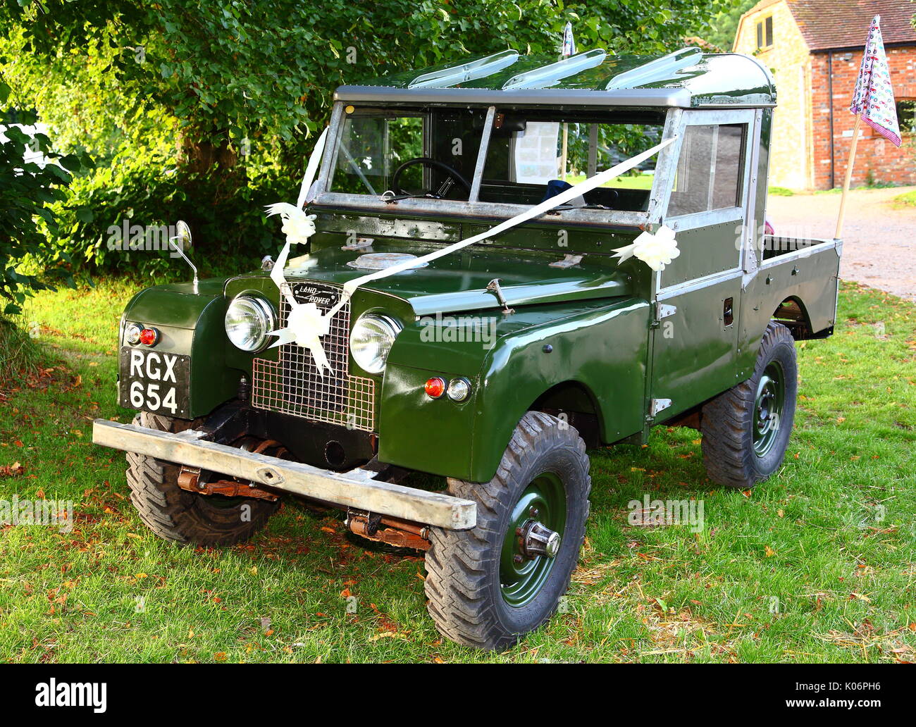 Wedding Cars, taking the Bride or Partner and whoever is giving him or ...