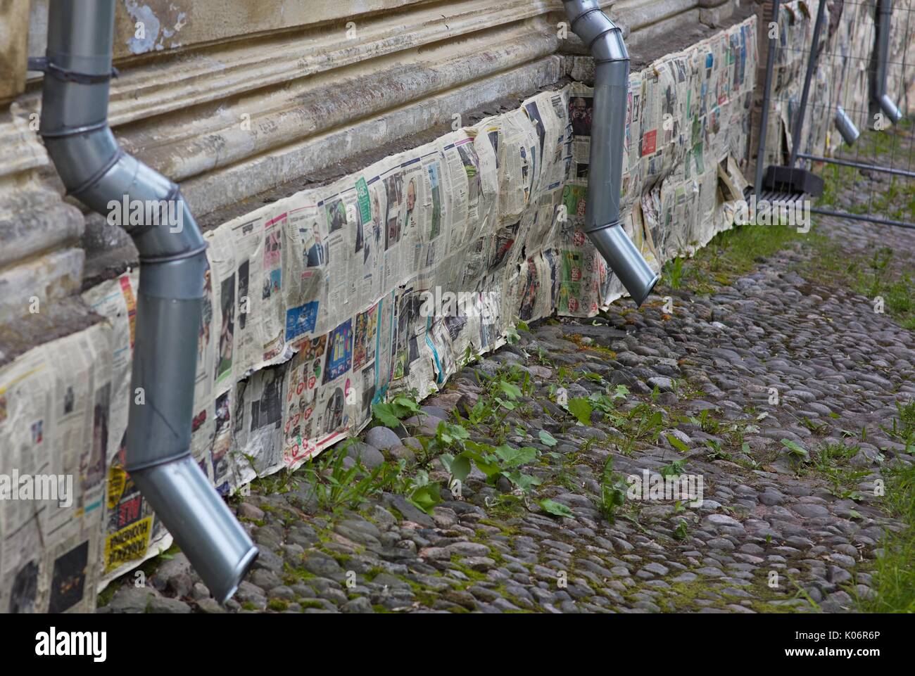 wall decorated with old newspaper Stock Photo - Alamy