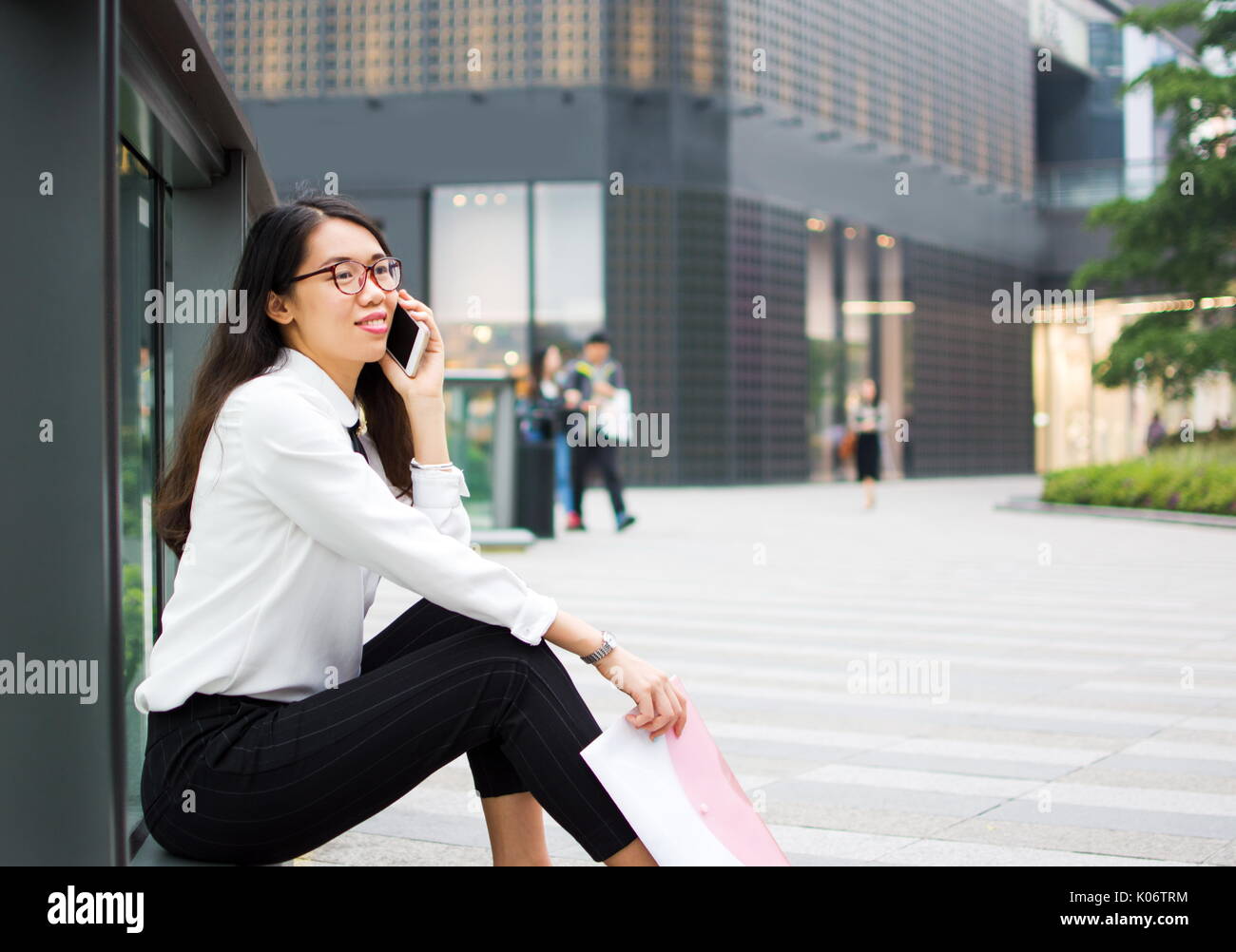 Business people having a conversation hi-res stock photography and ...