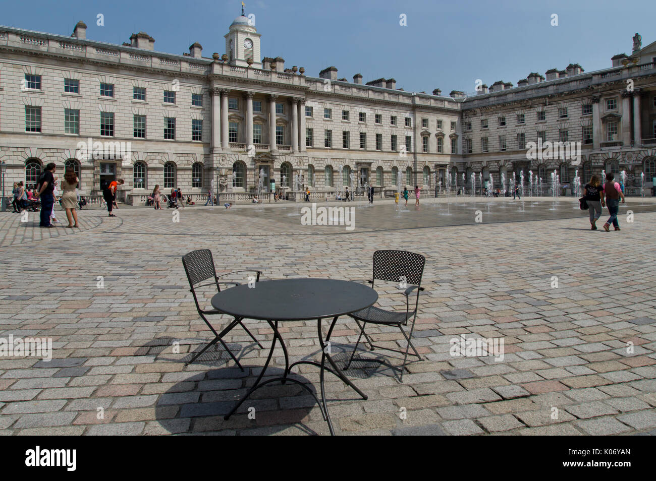 London fountains courtyard uk hi-res stock photography and images - Alamy
