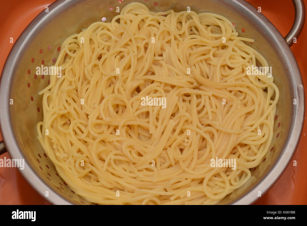 Dry cooked spaghetti in a strainer Stock Photo - Alamy