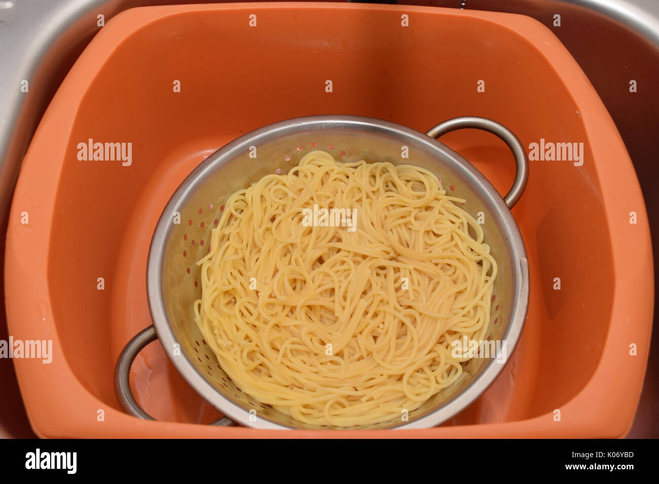 Dry cooked spaghetti in a strainer Stock Photo - Alamy