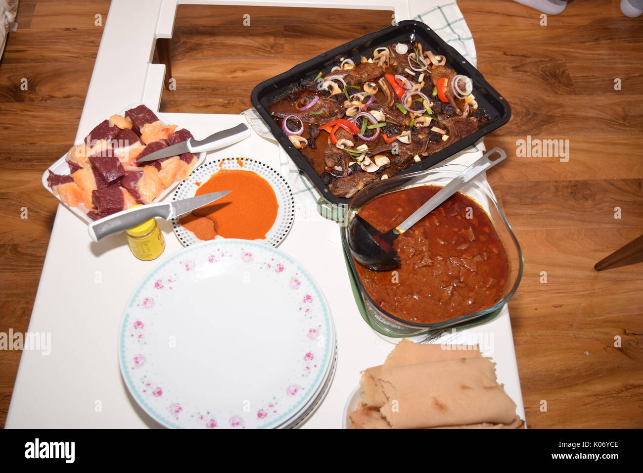 Injera table hi-res stock photography and images - Alamy