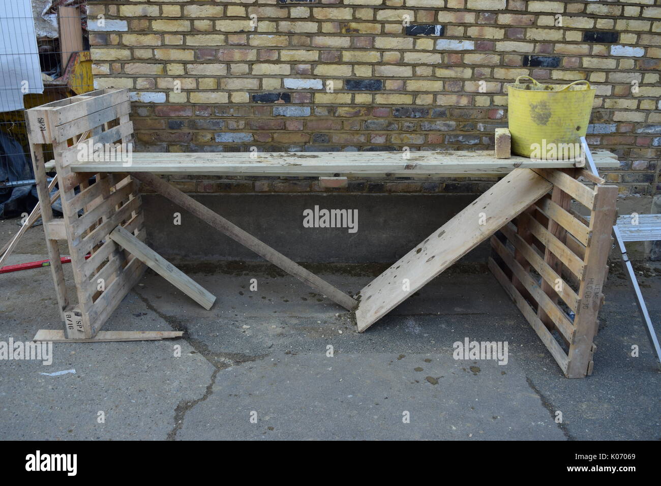 Male worker laying bricks Stock Photo - Alamy