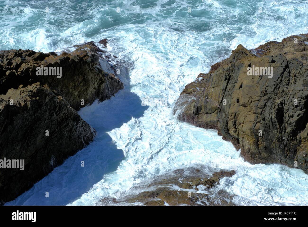 Ocean waves hitting rocks hi-res stock photography and images - Alamy