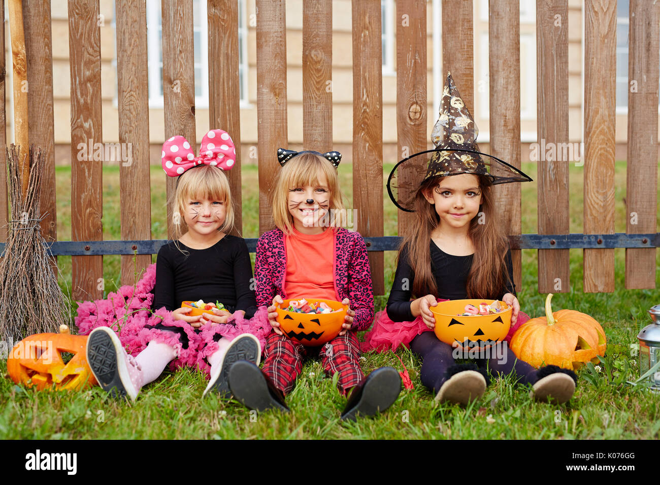 Girl with pumpkin grass hi-res stock photography and images - Alamy
