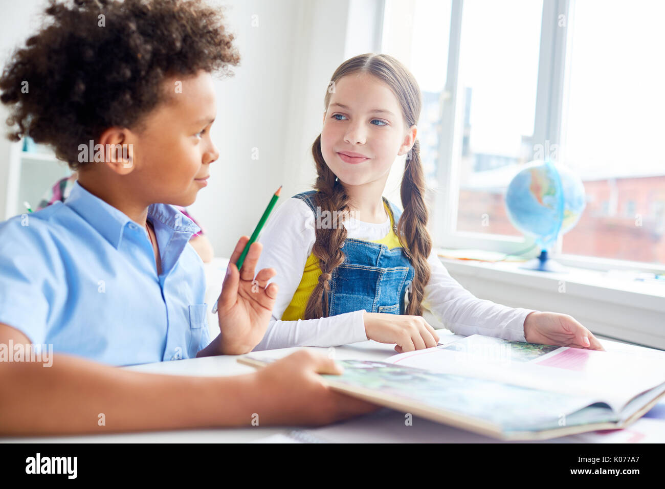 Boy girl discussion hi-res stock photography and images - Alamy