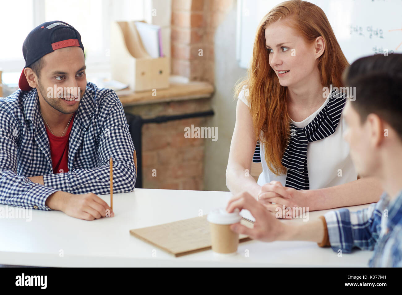 Talk classroom hi-res stock photography and images - Alamy