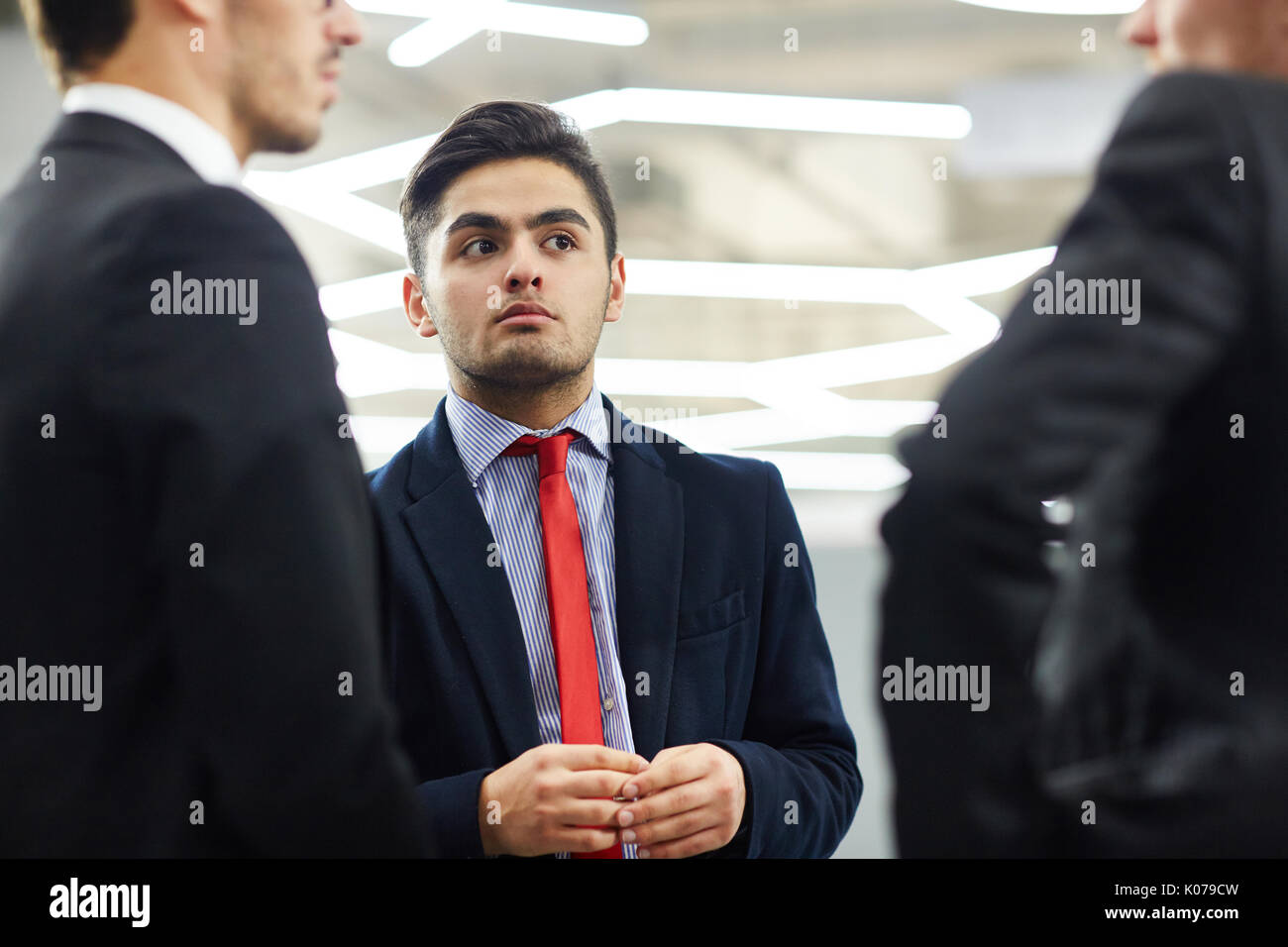 Informal office lobby talking hi-res stock photography and images - Alamy