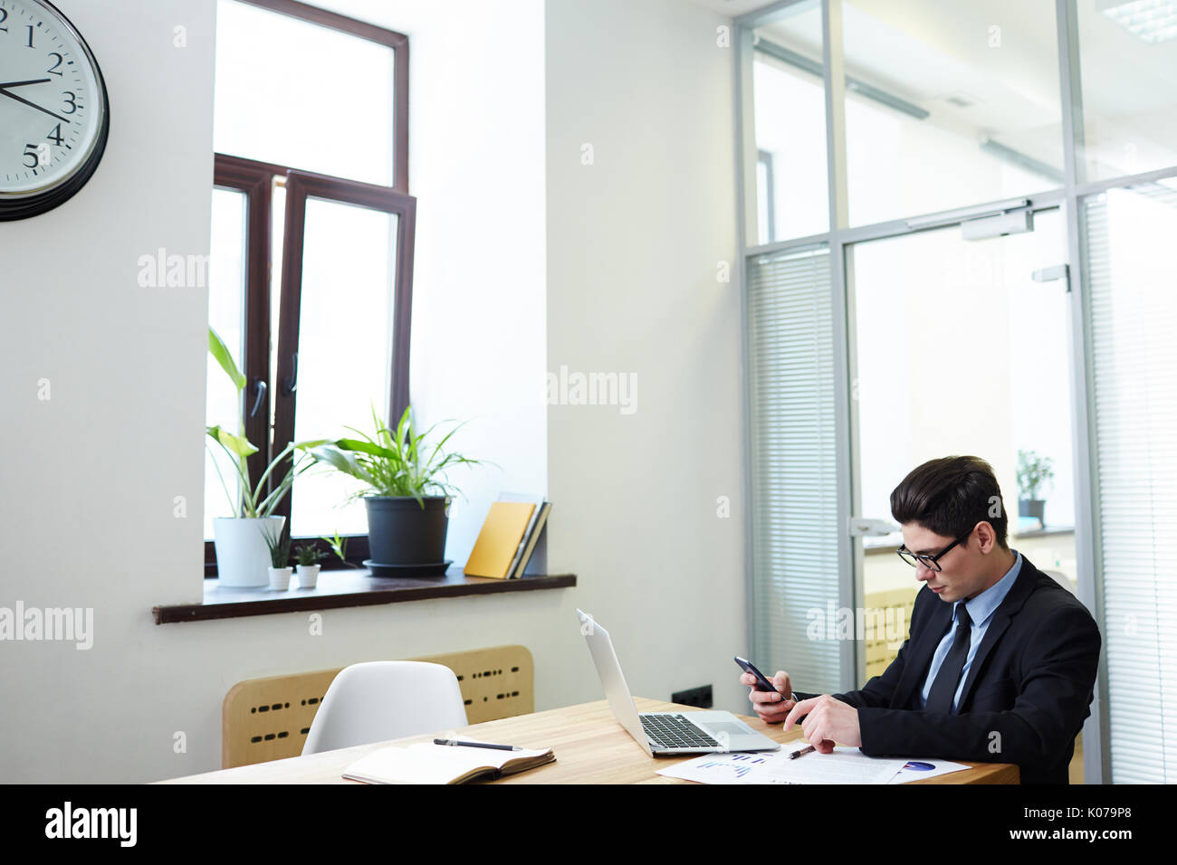 Busy texting hi-res stock photography and images - Alamy