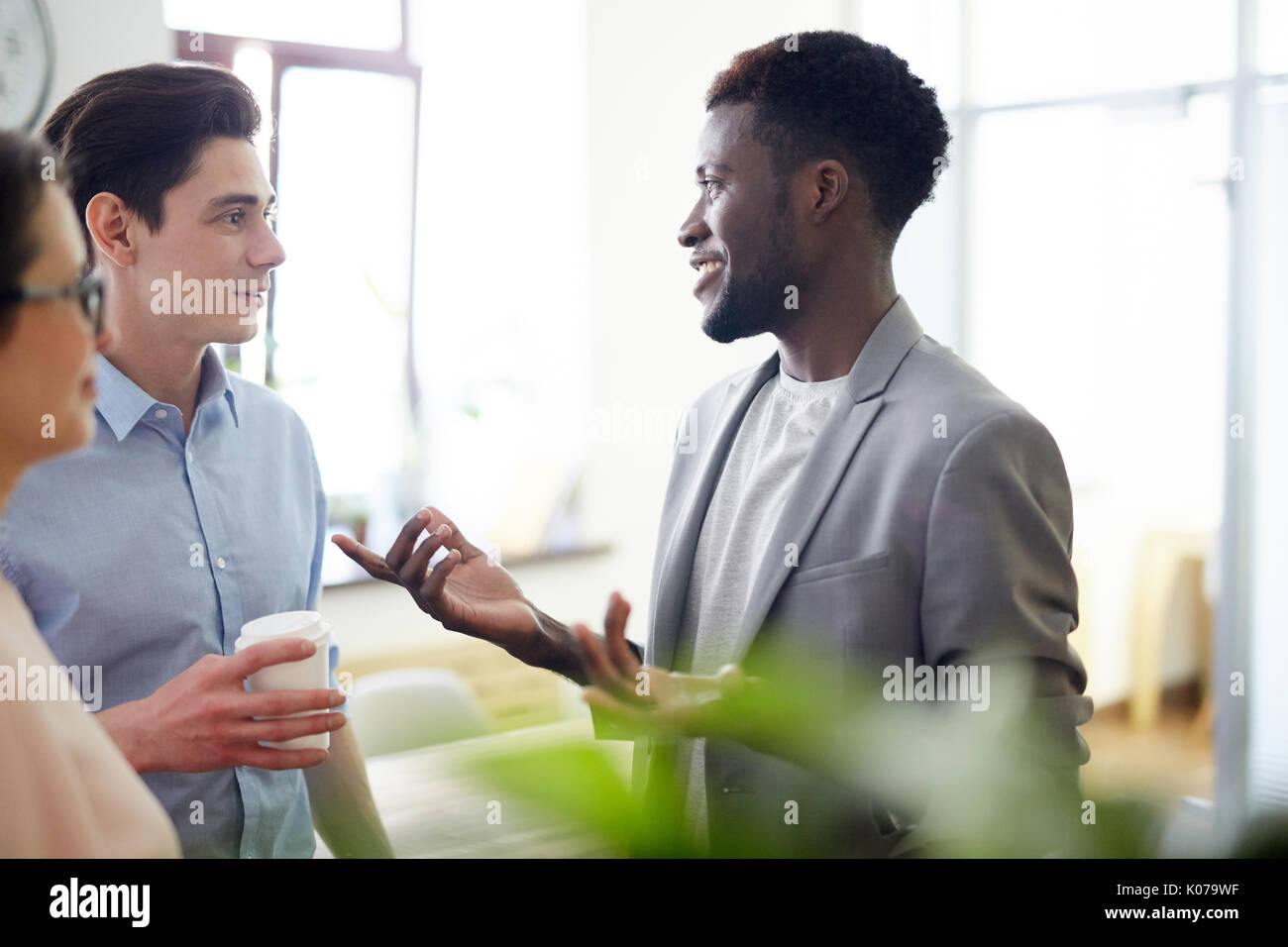 Talking discussion hi-res stock photography and images - Alamy
