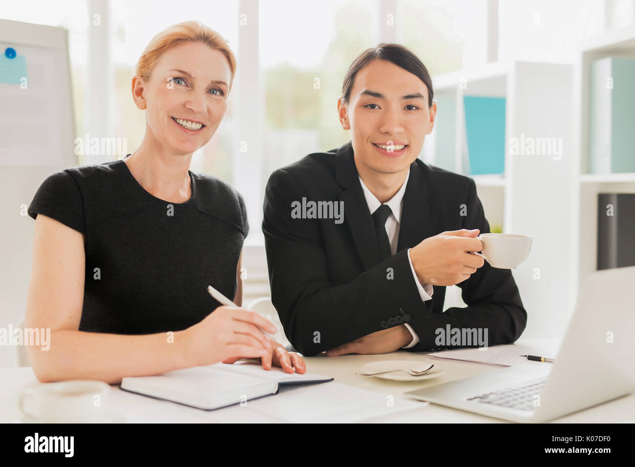 Group portrait team colleagues hi-res stock photography and images - Alamy