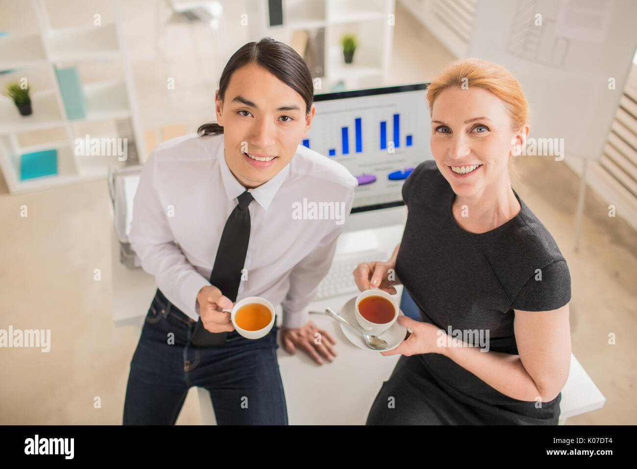 Group taking tea hi-res stock photography and images - Alamy