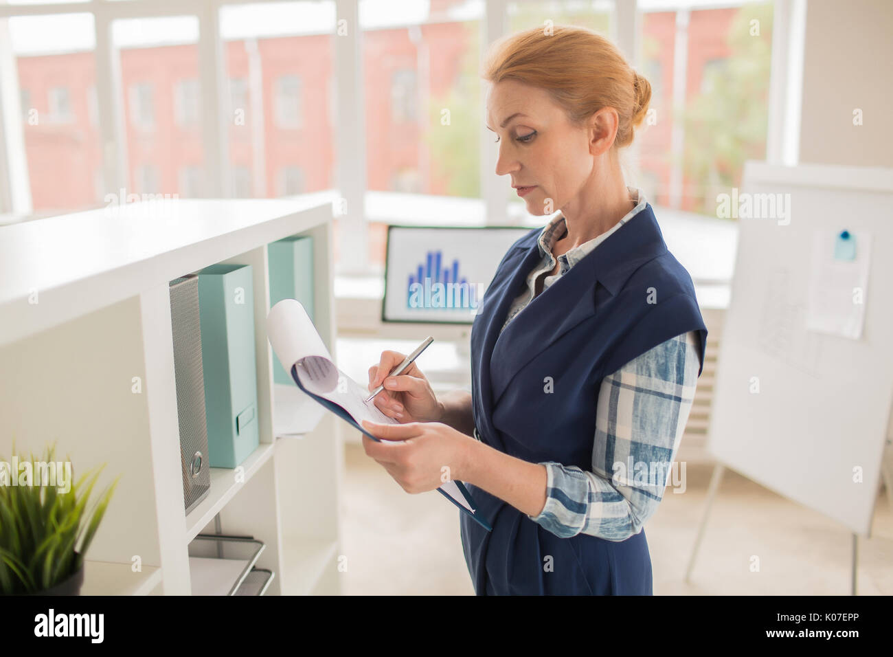 Profile writing hi-res stock photography and images - Alamy