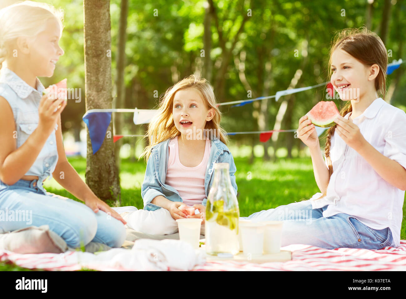 Girls outdoor party hi-res stock photography and images - Alamy