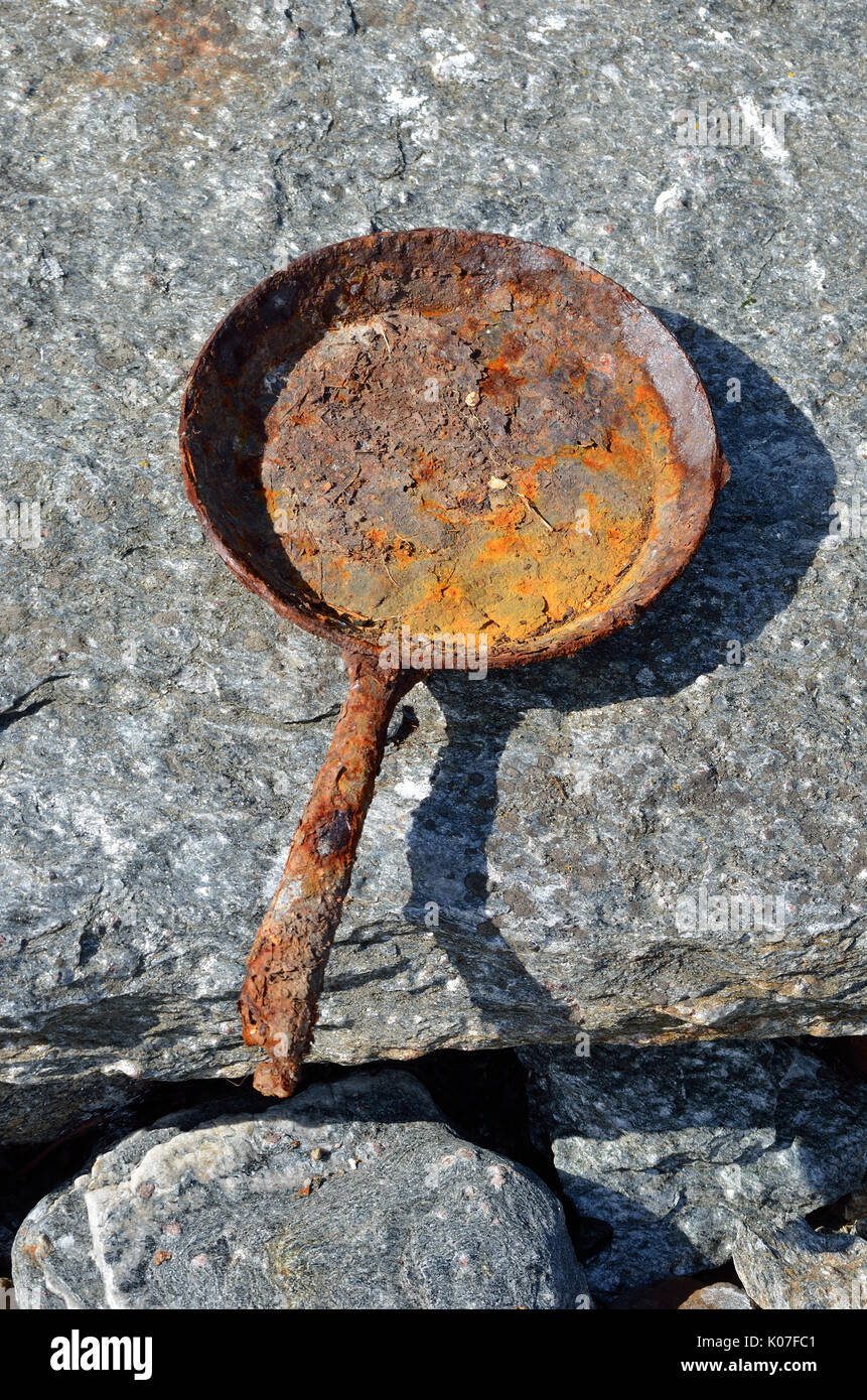 rusted metal cooking pan Stock Photo - Alamy