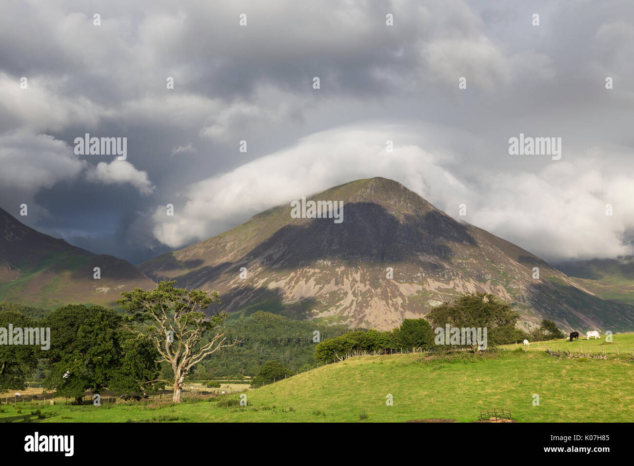 Clouds hang over Grasmoor, beside Crummock Water in the Lake District ...