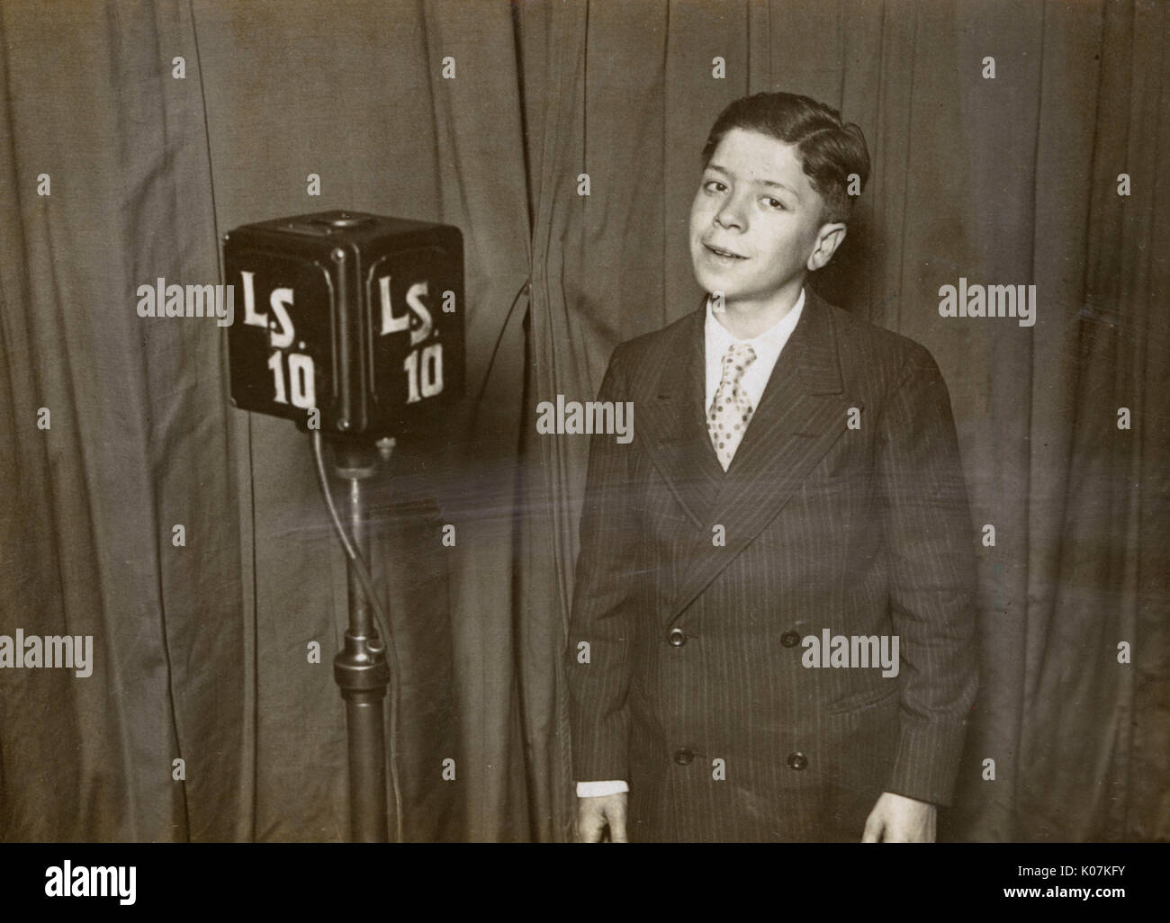 Singer 1930s Microphone High Resolution Stock Photography and Images ...