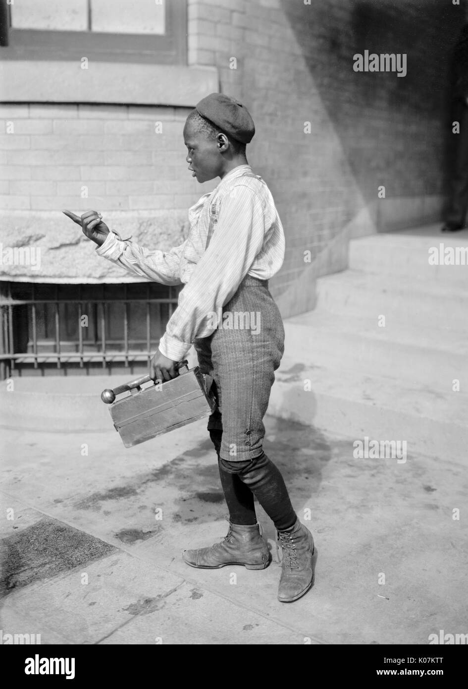 Shoe shine boy High Resolution Stock Photography and Images - Alamy