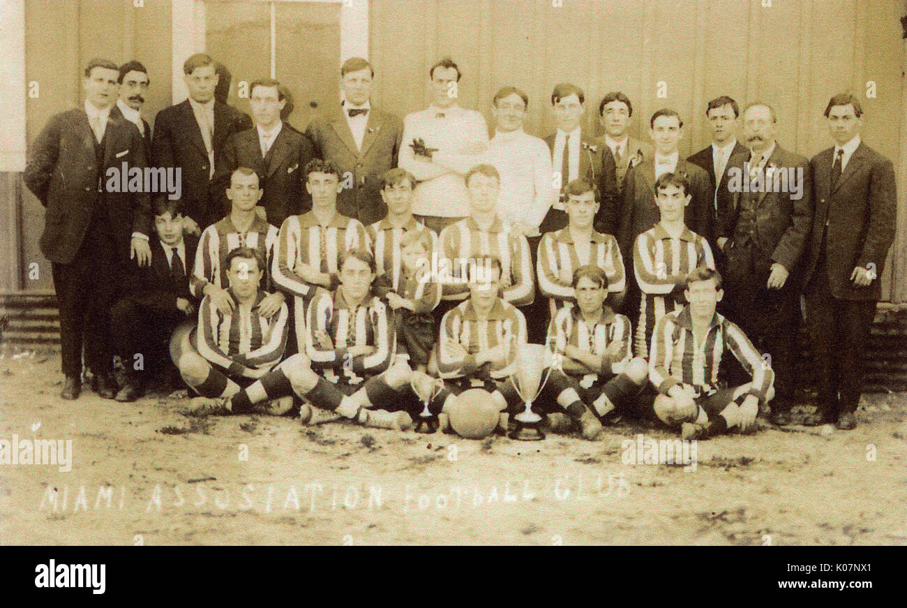Group photo american football 1908 hi-res stock photography and images ...