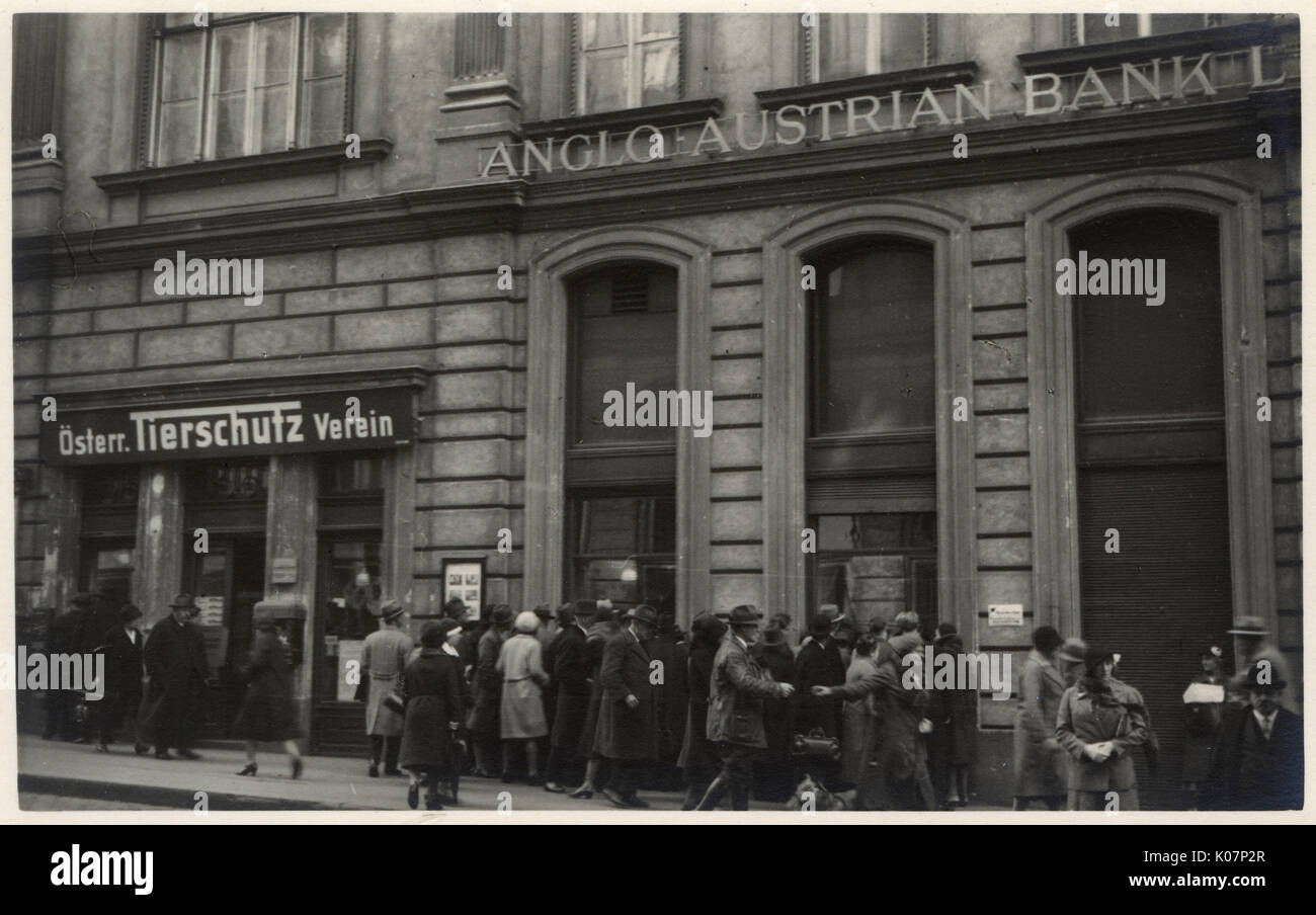 People outside Anglo-Austrian Bank, Vienna, Austria Stock Photo - Alamy