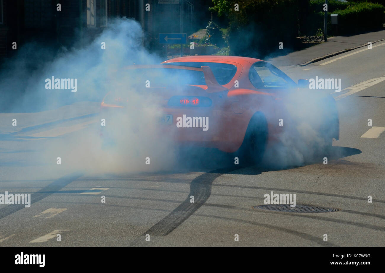 Car burning hi-res stock photography and images - Alamy