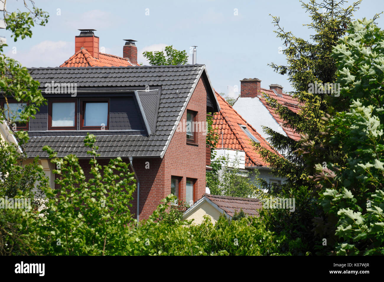House with green trees hi-res stock photography and images - Alamy