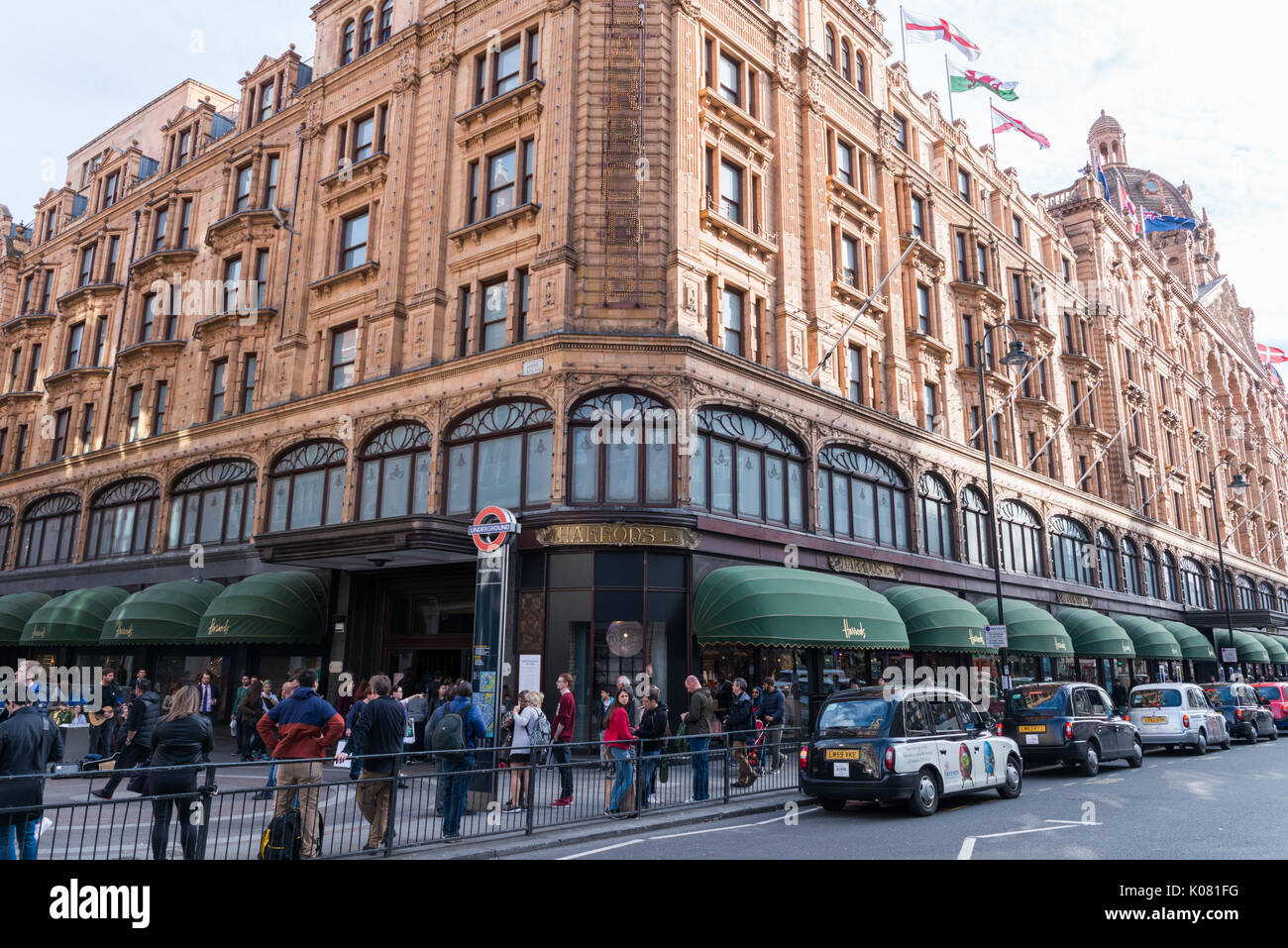 Harrods shop front hi-res stock photography and images - Alamy