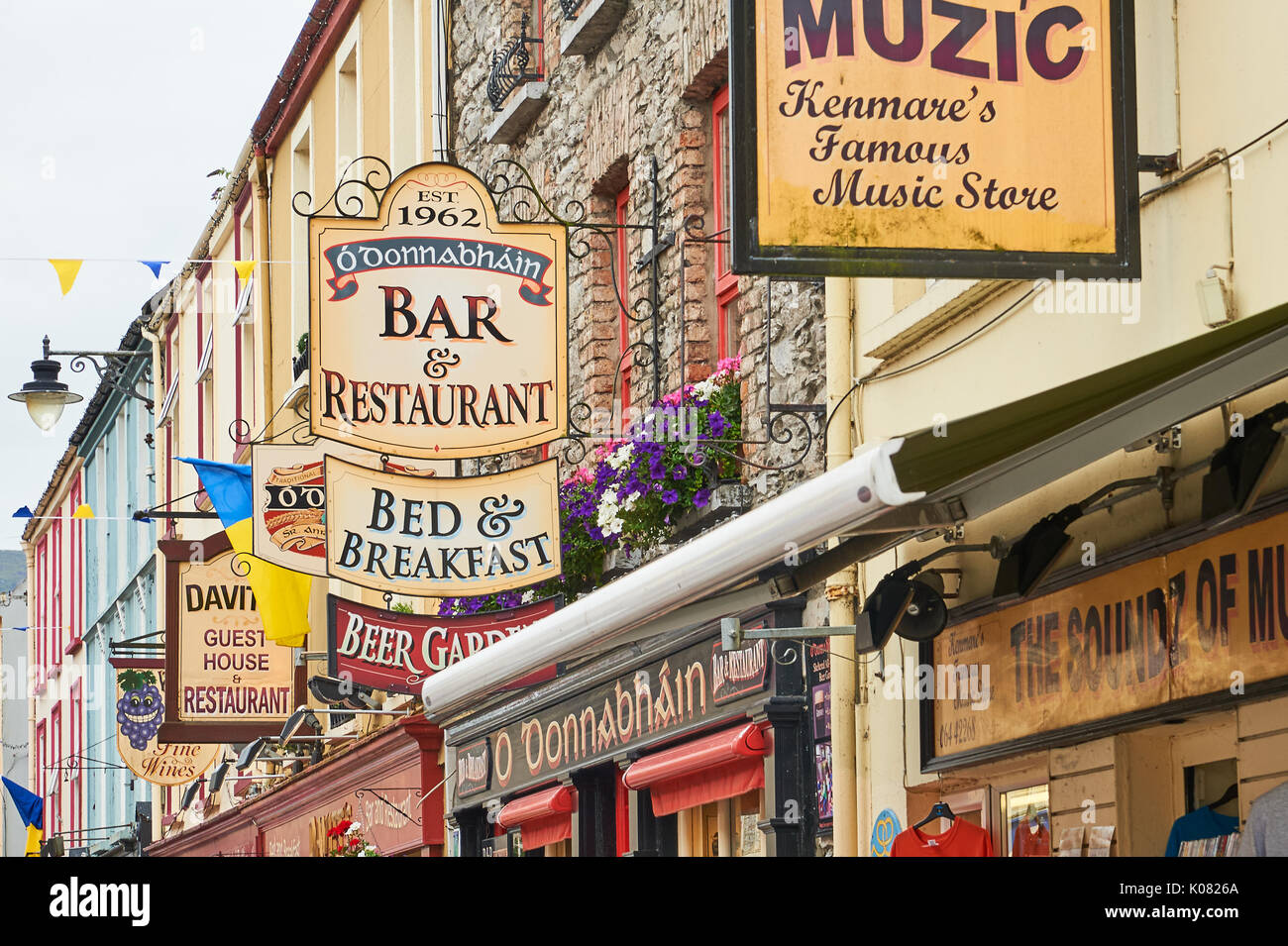 Hanging pub signs hi-res stock photography and images - Alamy