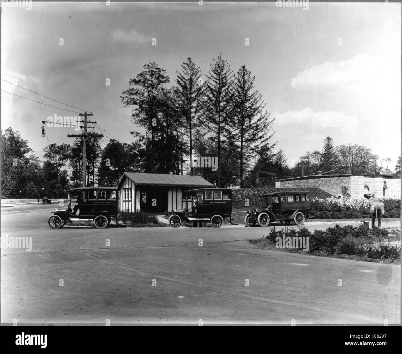 Trees vehicles on street Black and White Stock Photos & Images - Alamy