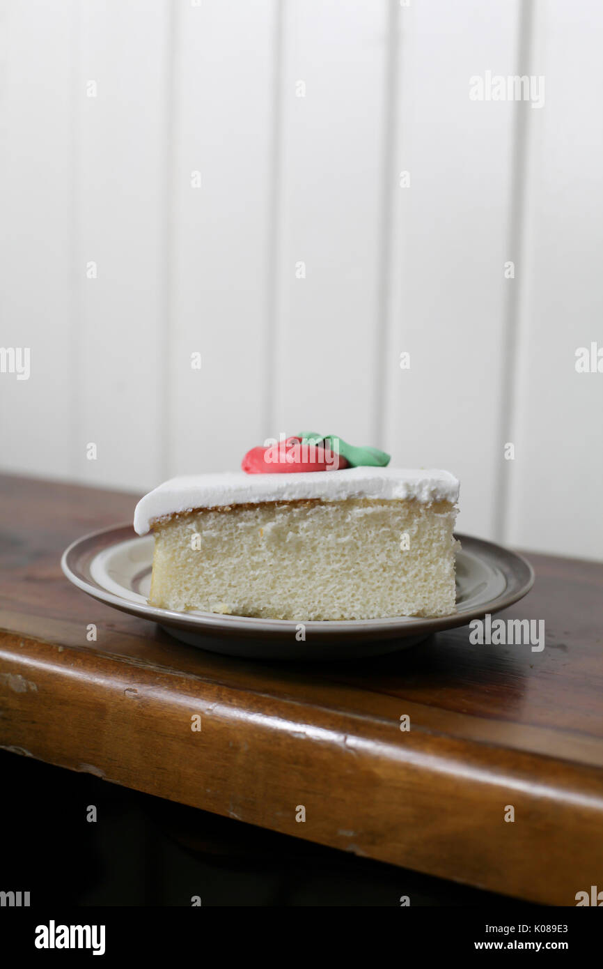 Single slice of white cake with buttercream icing Stock Photo - Alamy