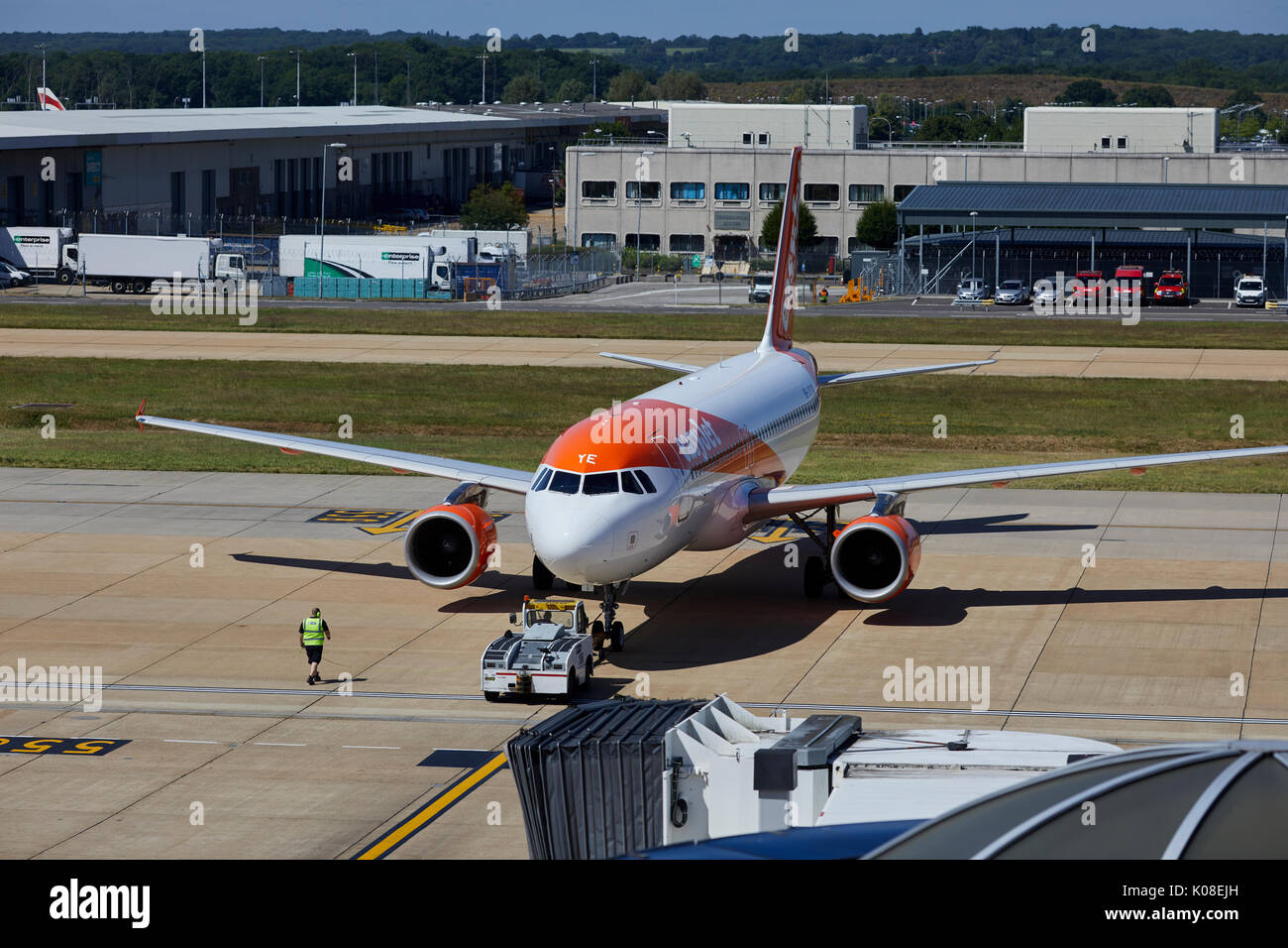 Pushback plane hi-res stock photography and images - Alamy
