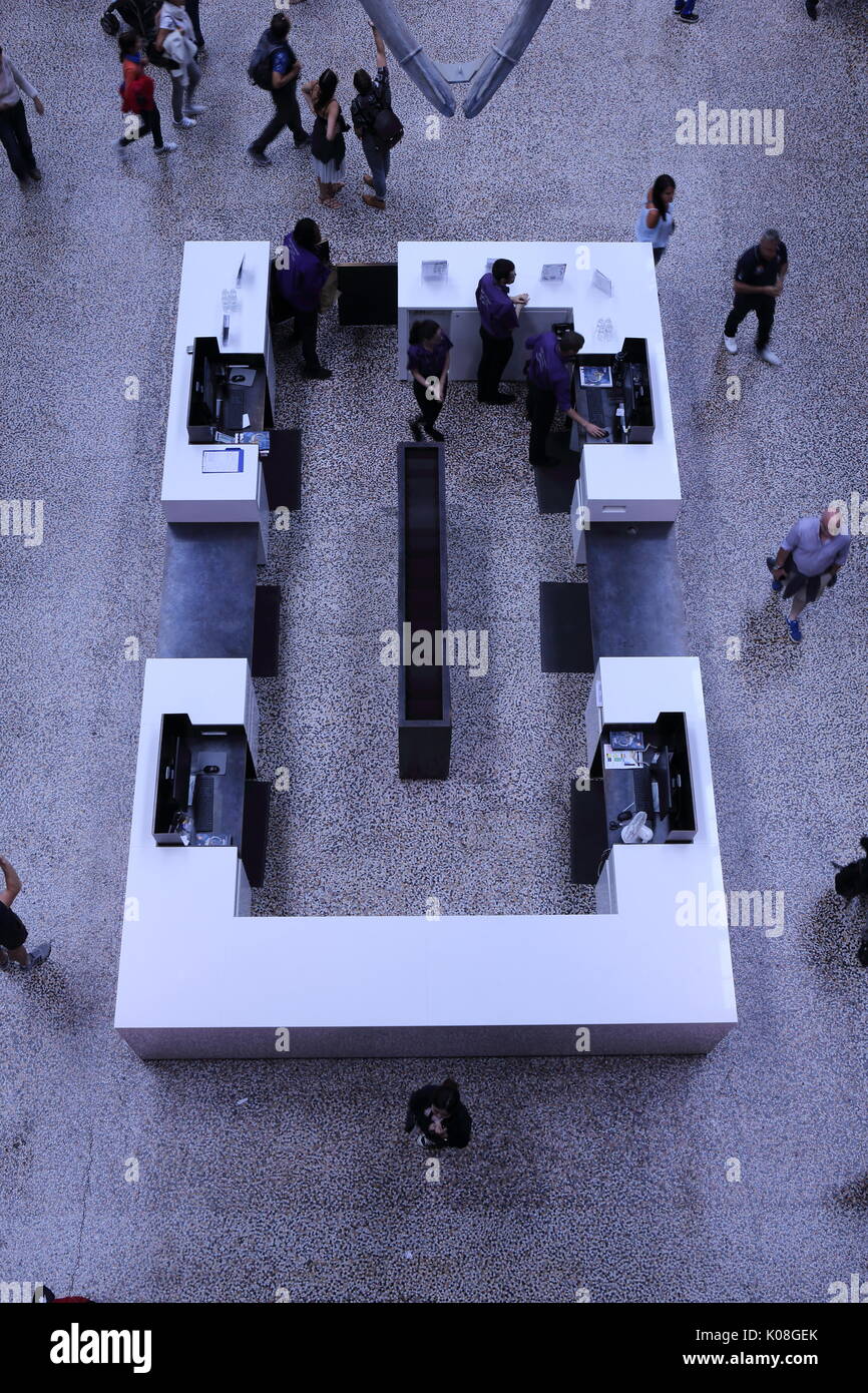 Sir michael hintze hi-res stock photography and images - Alamy