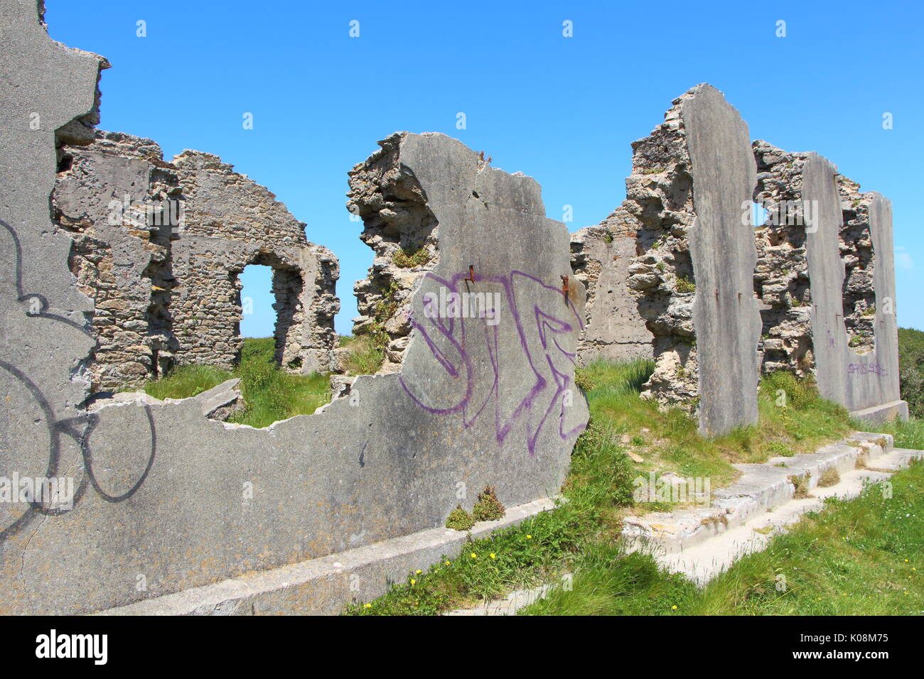 Collapsed walls of an house in ruins Stock Photo - Alamy