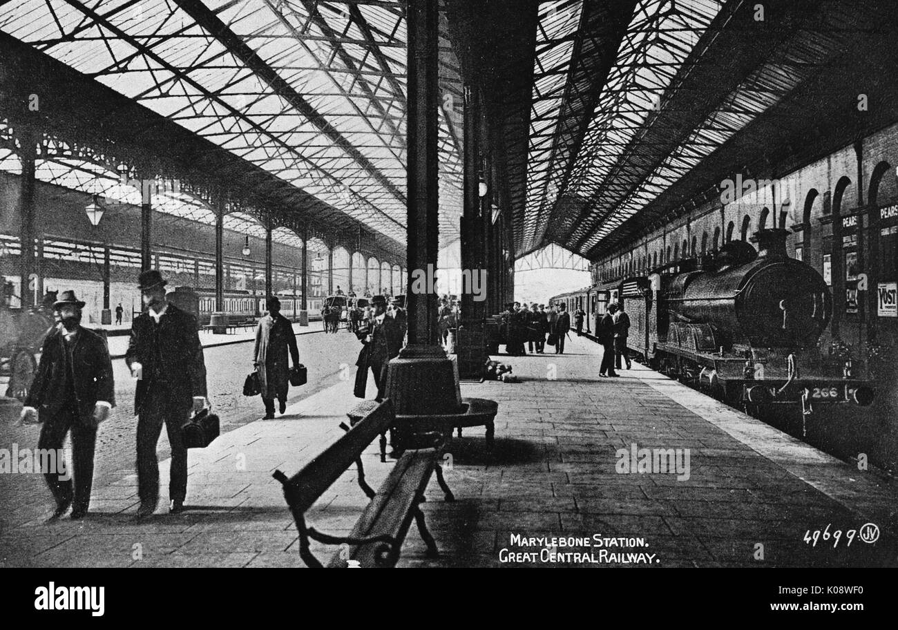 Platform scene at Marylebone Station, London Stock Photo - Alamy