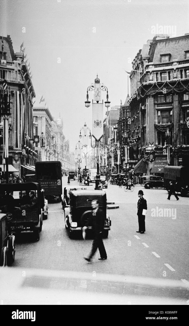 Busy scene at Oxford Circus, Central London Stock Photo - Alamy