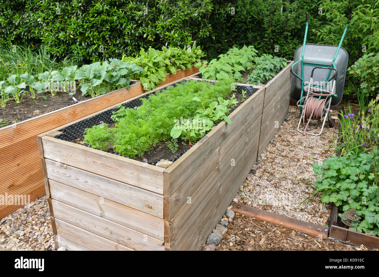Raised beds with hand barrow and hose reel. Design: Marianne and Detlef ...