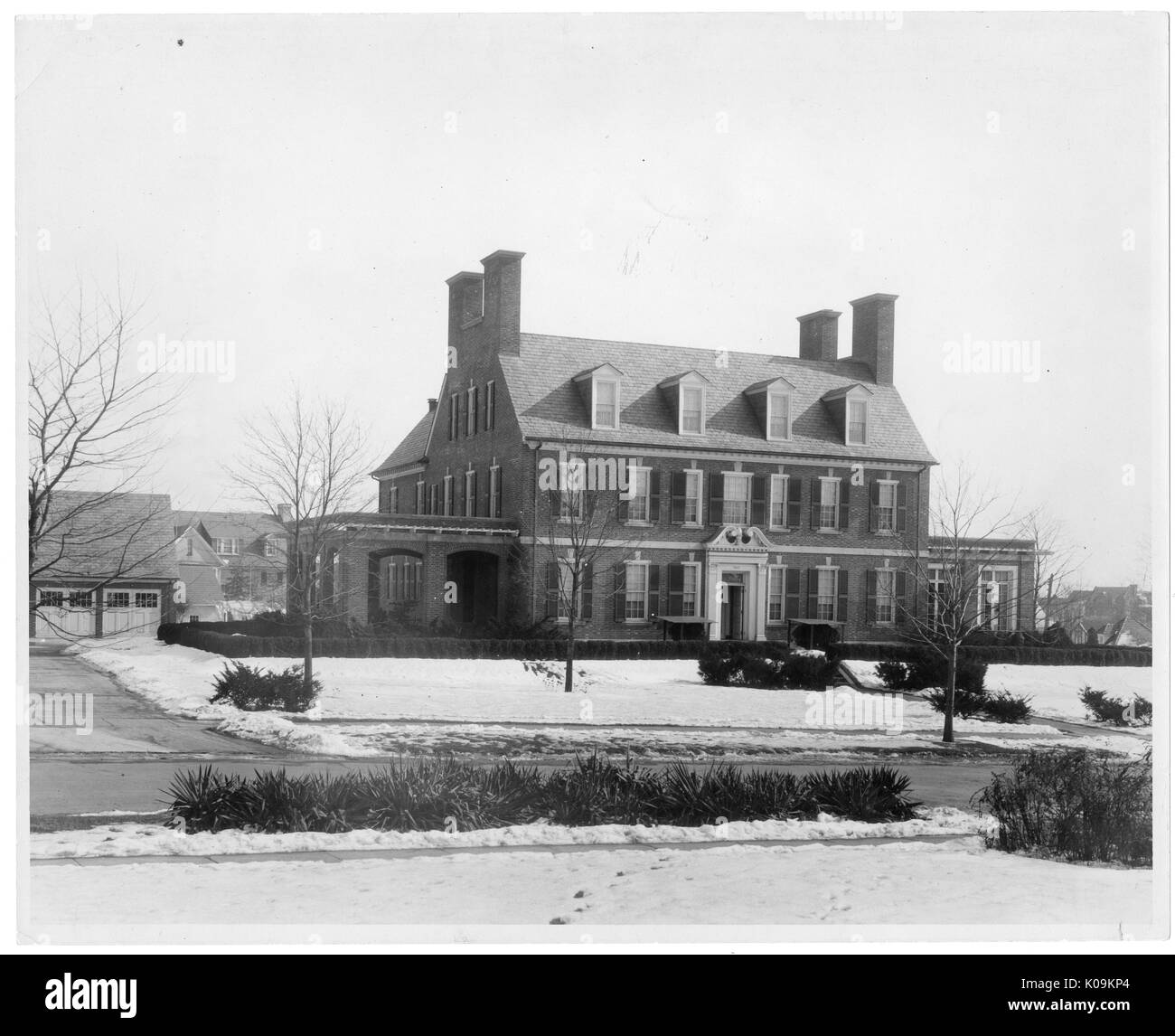 Large white house in Black and White Stock Photos & Images - Alamy