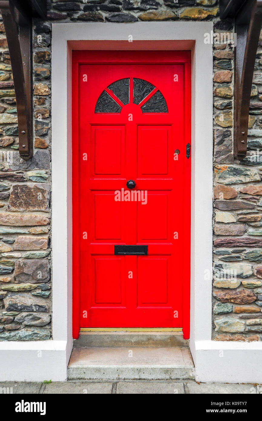 Red door, Dingle, Ireland Stock Photo - Alamy