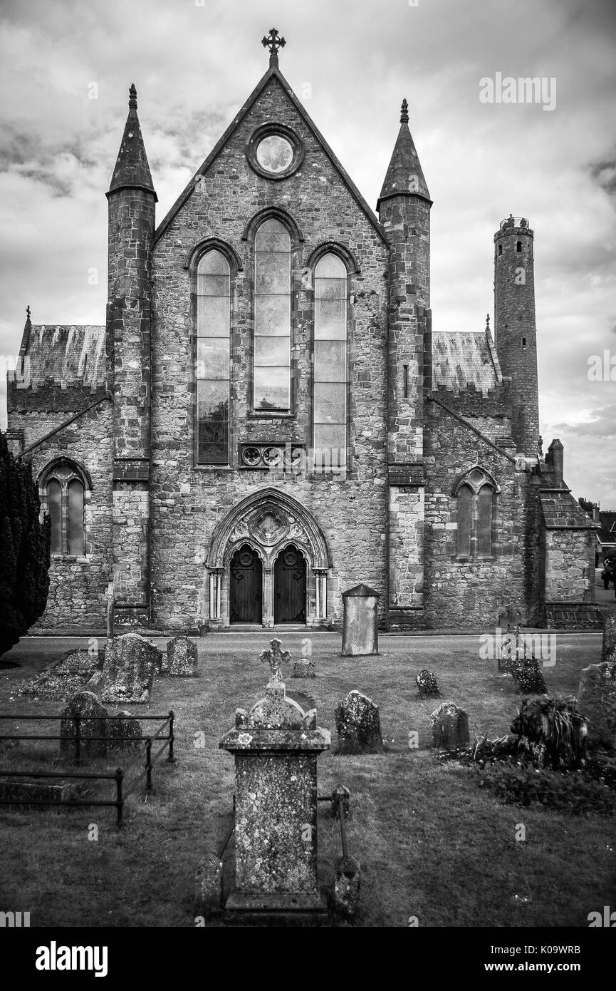 St. Canice's Cathedral and graveyard, in black and white Stock Photo ...
